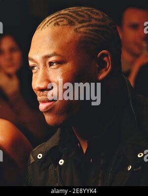 Le chanteur Mokobe sur la série de son clip 'c'est dans la joie' au ...