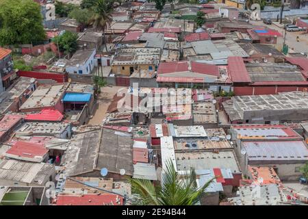 Luanda / Angola - 12/07/2020: Vue aérienne d'un quartier pauvre dans la ...