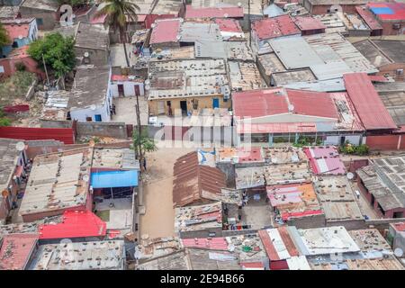Luanda / Angola - 12/07/2020: Vue aérienne d'un quartier pauvre dans la ...