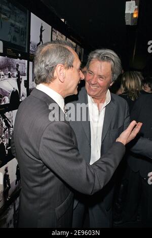 Alain Delon et Bertrand Delanoe, maire de Paris, arrivent pour un ...
