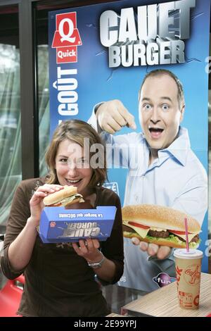 Une jeune dame apprécie le nouveau « Cauet Burger » (nommé d'après l ...