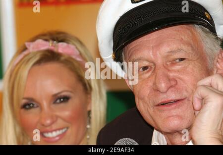 Le fondateur de Playboy Hugh Hefner pose avec ancienne petite amie ...