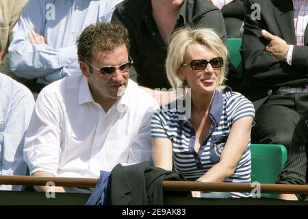 Le présentateur français de télévision Pierre Sledge et sa femme Sophie ...