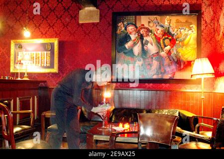 Ambiance à l'intérieur du club et restaurant parisien 'chez Castel ...