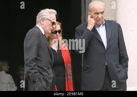 Philippe Labro et son épouse aux funérailles de l'auteur et compositeur ...