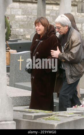 L'actrice française Michele Bernier aux funérailles de son père ...