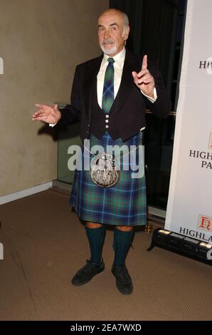 Sir Sean Connery arrive à la fête habillée à Kilt, tenue à Sotheby's à ...