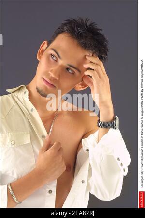 LE chanteur AMÉRICAIN Billy Crawford pose dans un studio à Paris-France le 2002 août. Photo de ...