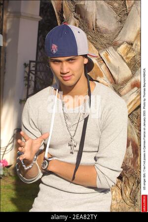 LE chanteur AMÉRICAIN Billy Crawford pose dans un studio à Paris-France le 2002 août. Photo de ...