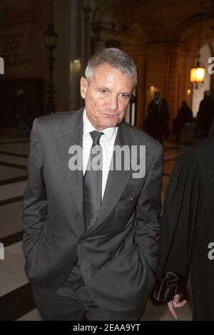 L'ancien chef de la direction de Thomson-CSF, Alain Gomez (L), quitte ...