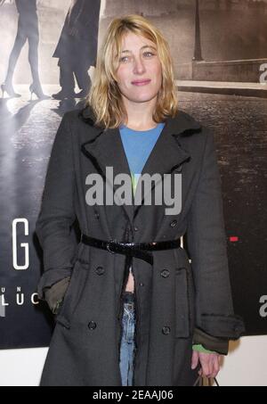 L'actrice italienne Valeria Bruni-Tedeschi pose sur la plage lors du ...