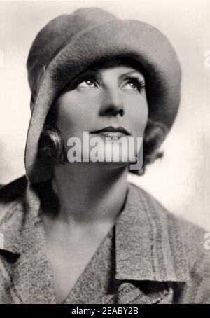 1931 , USA : l'actrice GRETA GARBO et CLARK PIGNON à SUSAN LENOX : SA ...