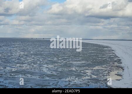 Rewa, Pologne 6 février 2021 des personnes marchant le long de la côte ...