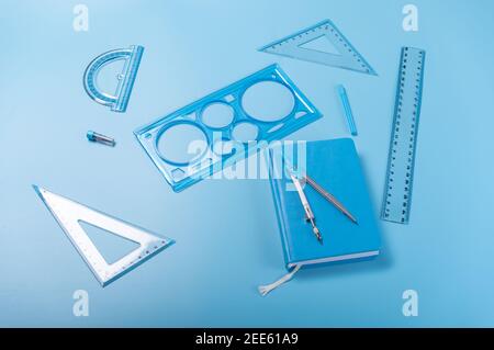 Boussole, compas, règle, règle, triangle, rapporteur. La rédaction met ...