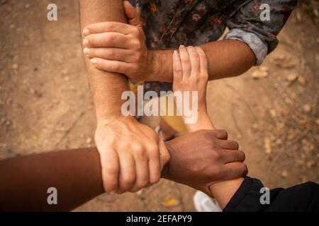 Des mains de différentes couleurs pour lutter contre le racisme. Mains ...