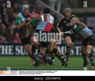 Nick David de Harlequins est attaqué par Tom Pearson de Londres Irish ...