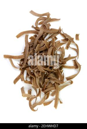 Pâtes de sarrasin à l'ancooté sèches sur fond blanc. Tagliatella pâtes ...