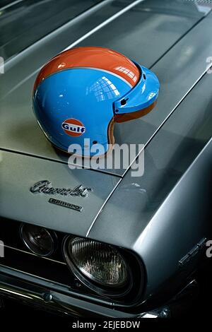 Casque sur le capot de voiture . Casque vintage sur le capot de voiture ...