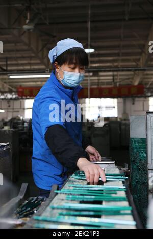 Les travailleurs sont occupés à produire un crayon de Chung Hwa, une ...