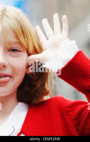 Affiche fille qui sort de la langue et qui fait des gestes en forme de ...