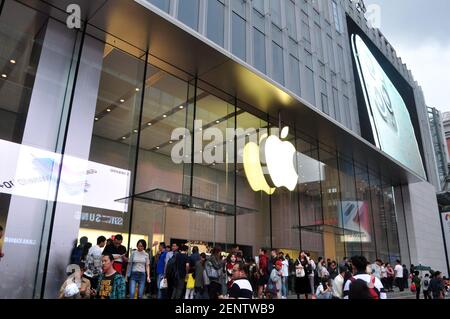 Le magasin Apple Store est rempli de fans qui attendent de découvrir la ...