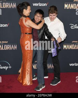 (G-D) Ming-Na Wen, son Cooper Dominic Zee et invité à la première ...