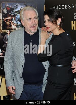 ÉTATS-UNIS. Brian Cox et Hiam Abbass dans une scène du ©HBO TV show ...