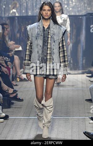 Le mannequin Altyn Simpson marche sur la piste lors du Jil Sander ...