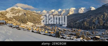 Coucher de soleil sur le village de Grand-Bornand et la chaîne de ...