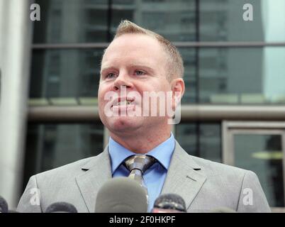 Steven Slater, ancien agent de bord de JetBlue, parle aux médias à l ...