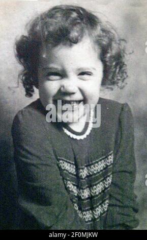 Natasha Lee avec sa photo de sa petite sœur Katrice Lee, âgée de 2 ans ...