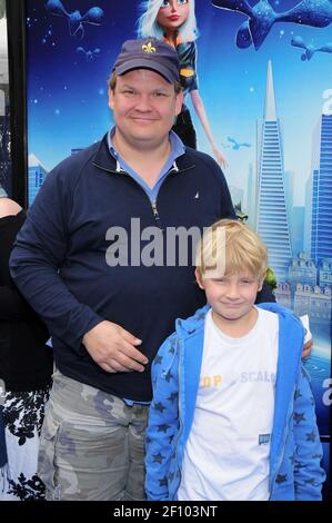 Andy Richter avec son fils Los Angeles premiere Monsters vs Aliens ...