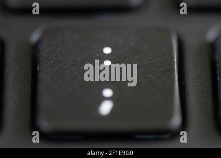 Deux-points et points-virgules sur un clavier d'ordinateur portable ...