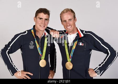 Médaillé d'or français en aviron Pierre Houin et Jeremie Azou pose au ...
