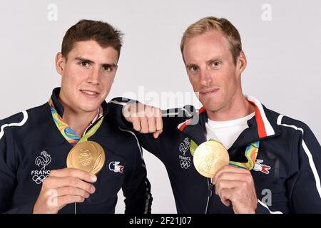 Médaillé d'or français en aviron Pierre Houin et Jeremie Azou pose au ...