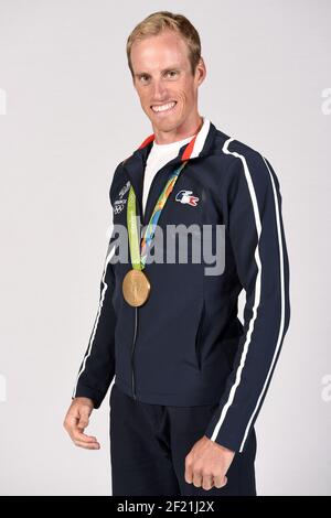 Médaillé d'or français en aviron Pierre Houin et Jeremie Azou pose au ...