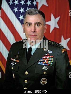 ÉTATS-UNIS Le général John R. Evans, commandant général de l'Armée du ...