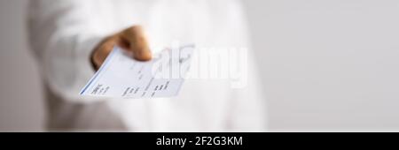 Remise d'un chèque de paie ou d'un chèque de paie. Paiement par chèque ...