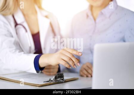 Une femme-médecin inconnue montre à son patient une description de ...