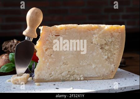 Collection de fromages, morceau de fromage de vache mûr, parmesan ...