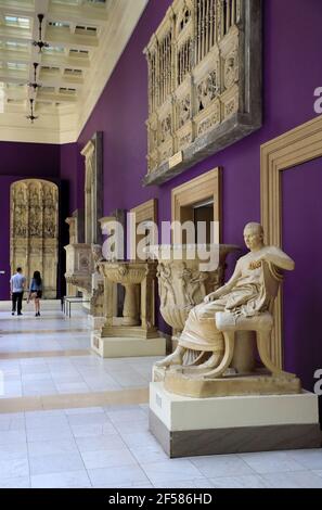 Hall de l'architecture avec des moulages en plâtre de chef-d'œuvre ...