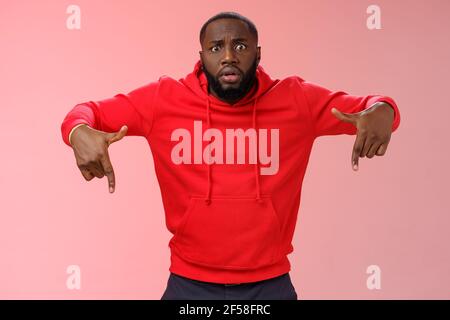 Nerveux agacant un jeune homme afro-américain barbu élargir les yeux ...