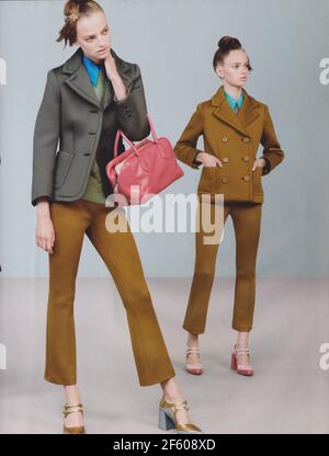 Affiche publicitaire PRADA maison de mode dans le magazine papier de ...