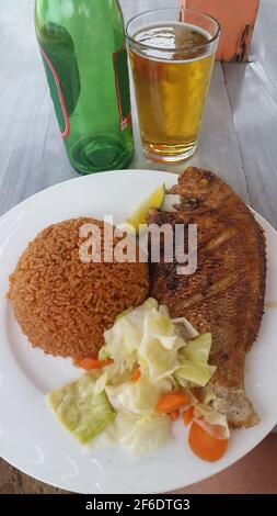 Un repas de cuisine ghanéenne classique, à Accra, Ghana. Tilapia grillé ...