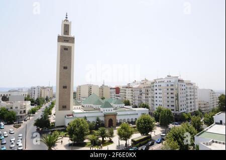 Tanger, Maroc. Minaret de mosquée de Mohammed V et drapeau marocain ...