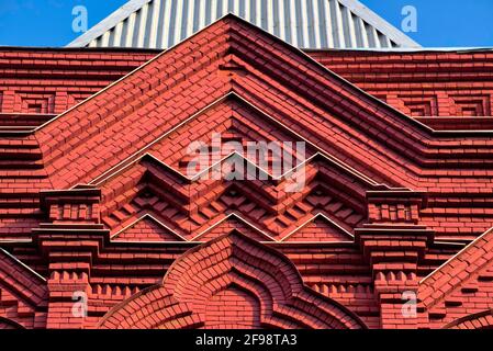 Le palais incontournable en briques rouges, avec son toit en argent ...