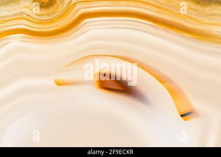 Gros plan d'une tranche d'agate brésilienne avec des tourbillons et des ...