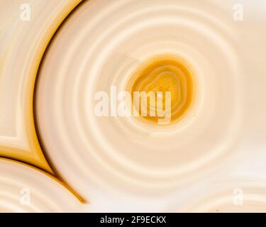 Gros plan d'une tranche d'agate brésilienne avec des tourbillons et des ...