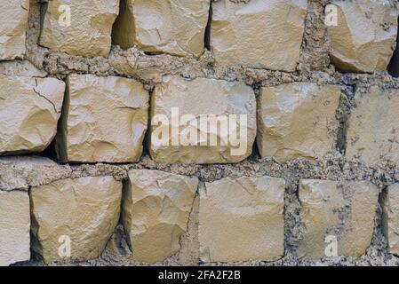 Mur de soutènement urbain construit avec des pierres de basalte. Mur de ...
