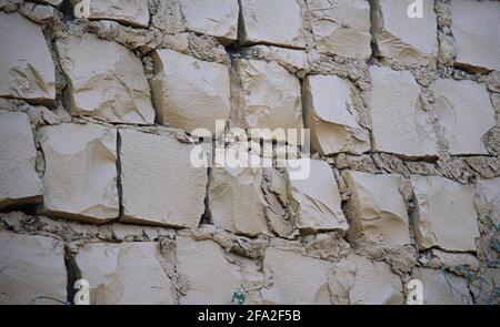 Mur de soutènement urbain construit avec des pierres de basalte. Mur de ...